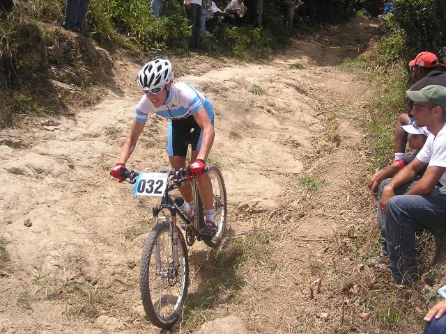 En el Panamericano andando en una Tomac de Bikers Bicicleta btt